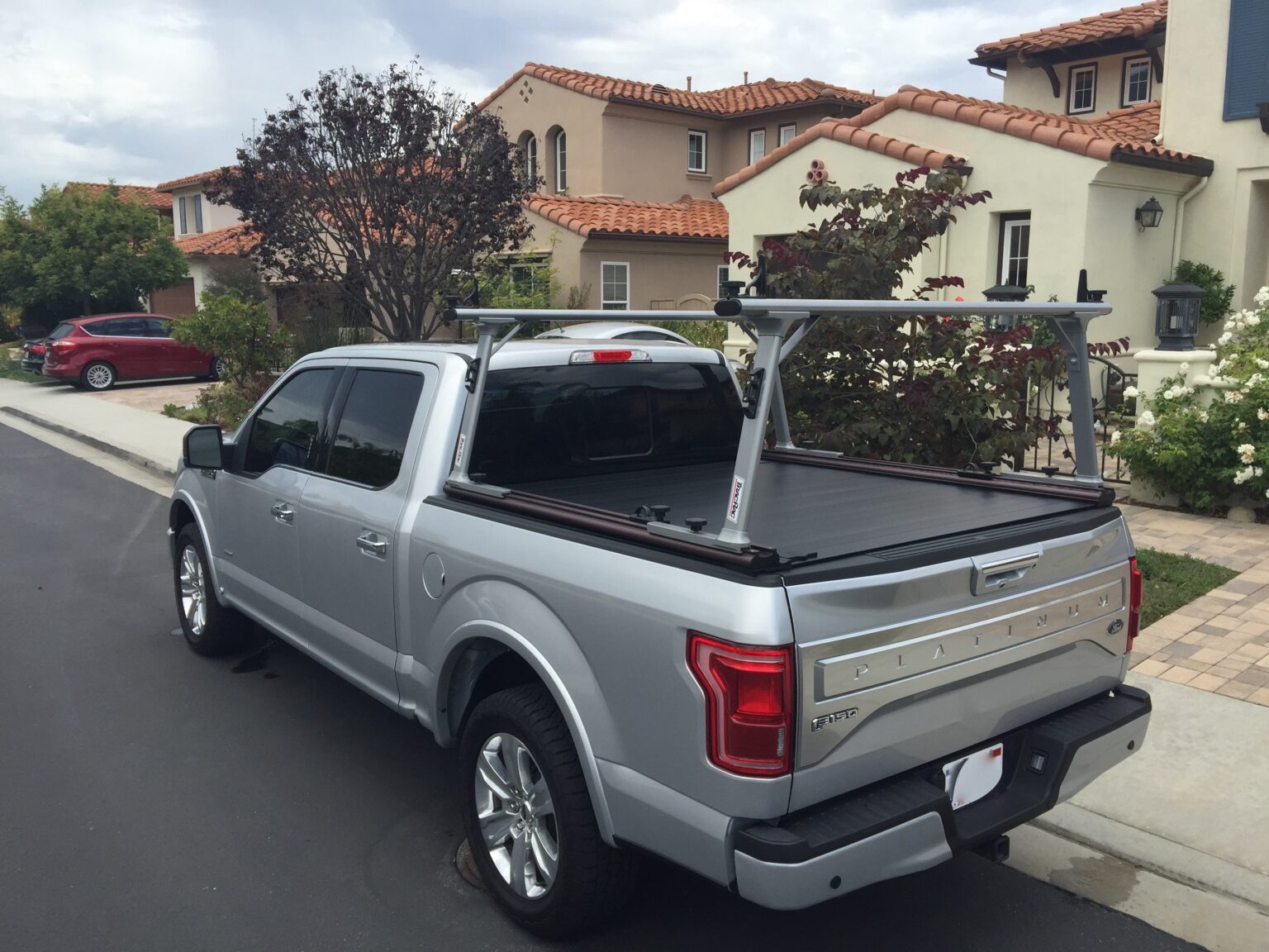 RetraxPRO MX + Thule TracRac SR - Tonneau Factory Outlet
